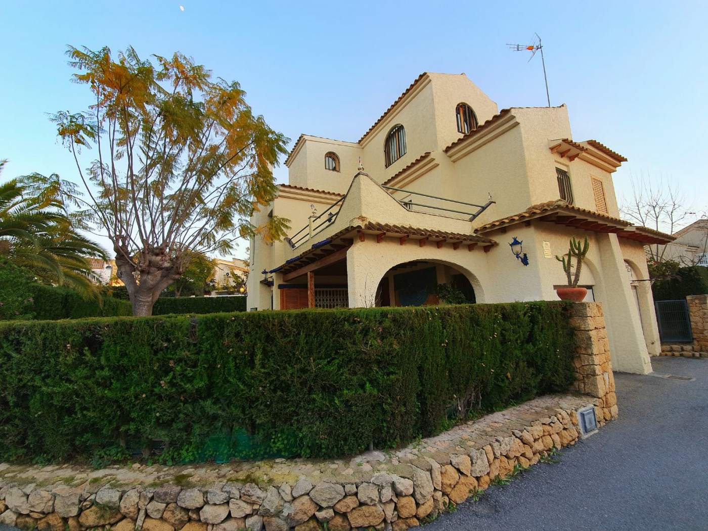 A large semi-detached house with a garden in the centre of Benidorm ...